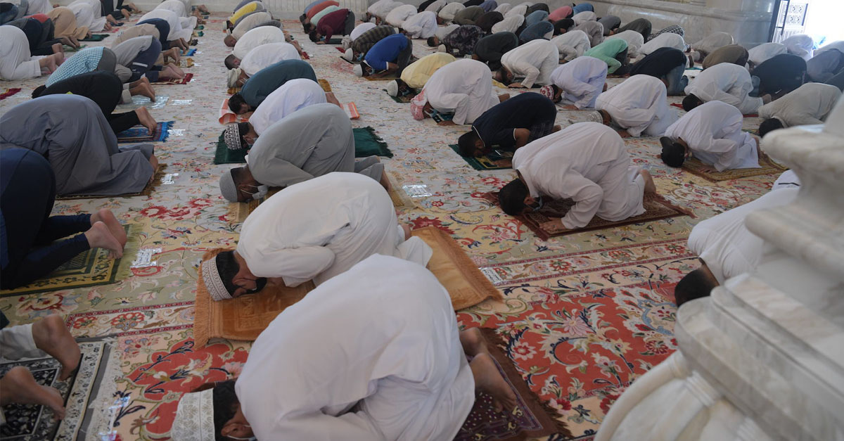 Oman’s mosques reopen for Friday prayers - Black & White Oman